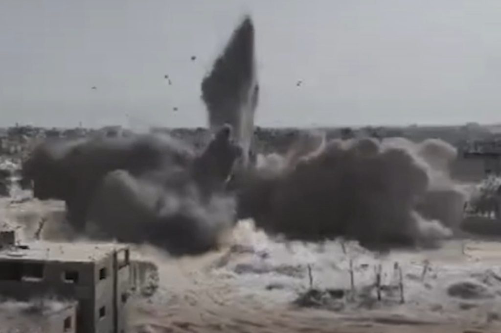 The moment blew up a residential complex in Rafah by Israel soldiers ...
