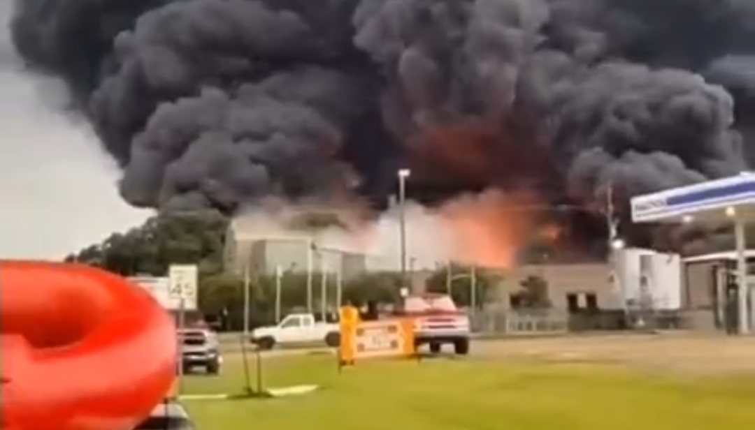 Massive fire breaks out at Louisiana oil refinery, firefighting ...