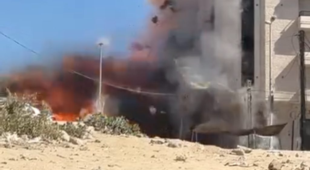 Images of the moment of the brutal destruction of a residential complex ...