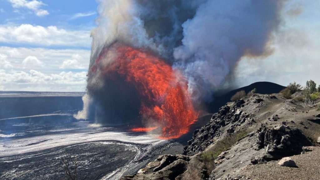 Powerful eruption of Kilauea volcano in Hawaii, lava shot up to 300 ...