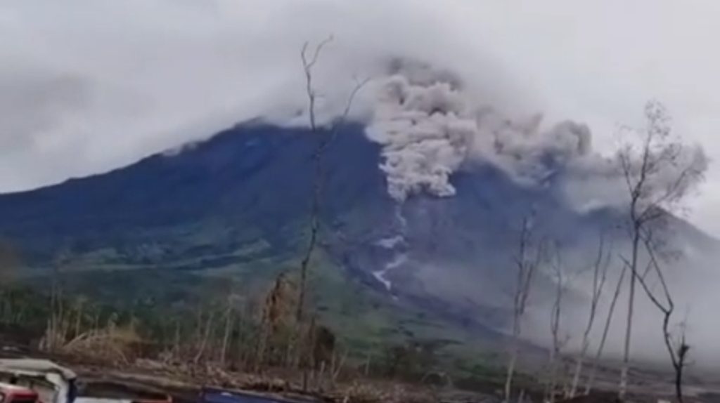 New eruption of Mount Semeru volcano in Indonesia begins - SAFIR TV