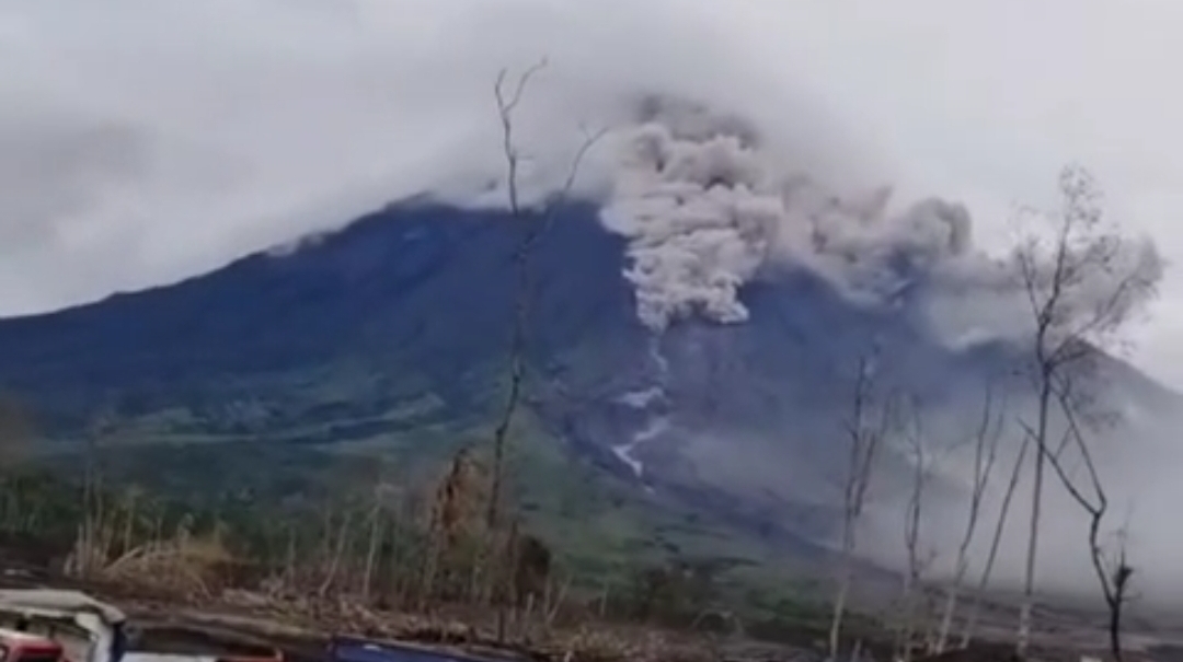 New eruption of Mount Semeru volcano in Indonesia begins - SAFIR TV