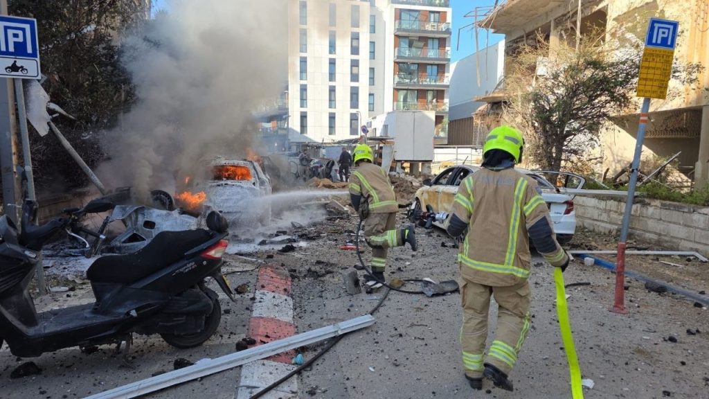 The moment a high-speed Iranian missile hit Tel Aviv, 9 killed and ...