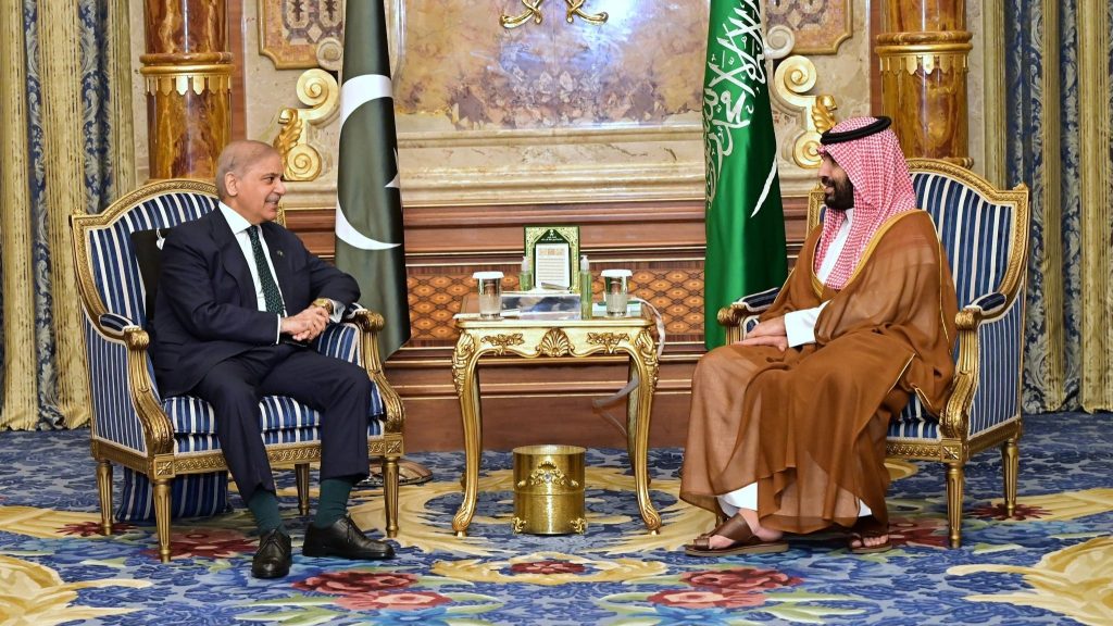 Shahbaz Sharif meets with Mohammed bin Salman in Saudi Arabia - SAFIR TV